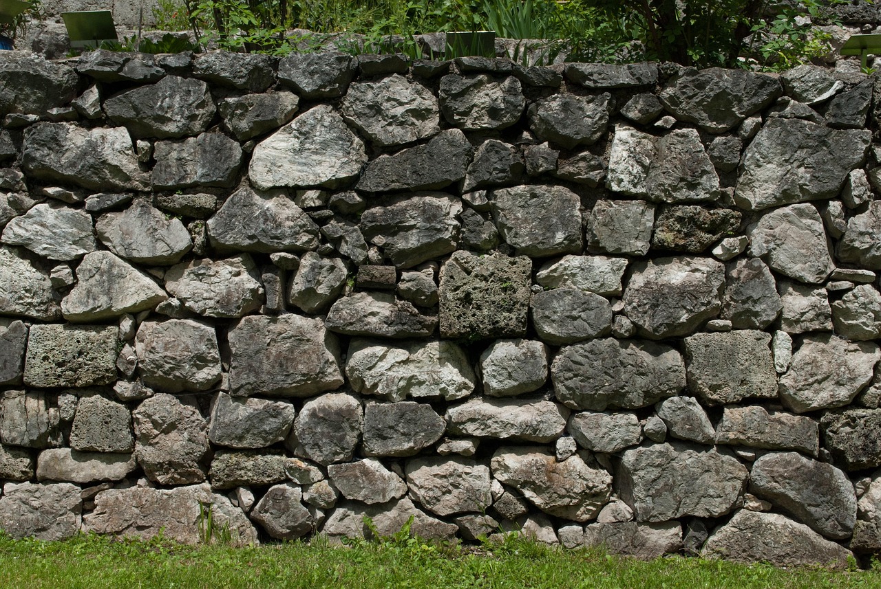 Alte Steinmauer renovieren – so gelingt die Sanierung Schritt für Schritt